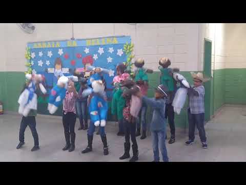 Sarah dançando na escola 2019