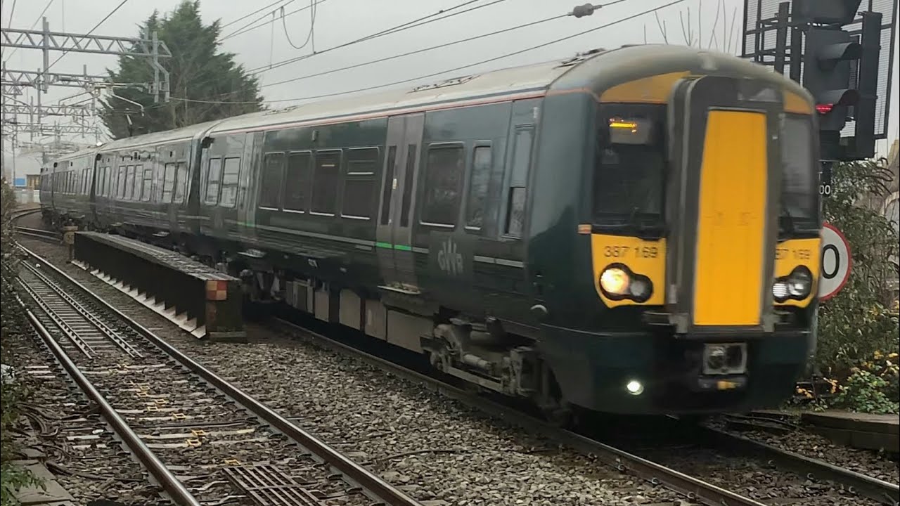 GWR Class 387 entering Reading West - YouTube