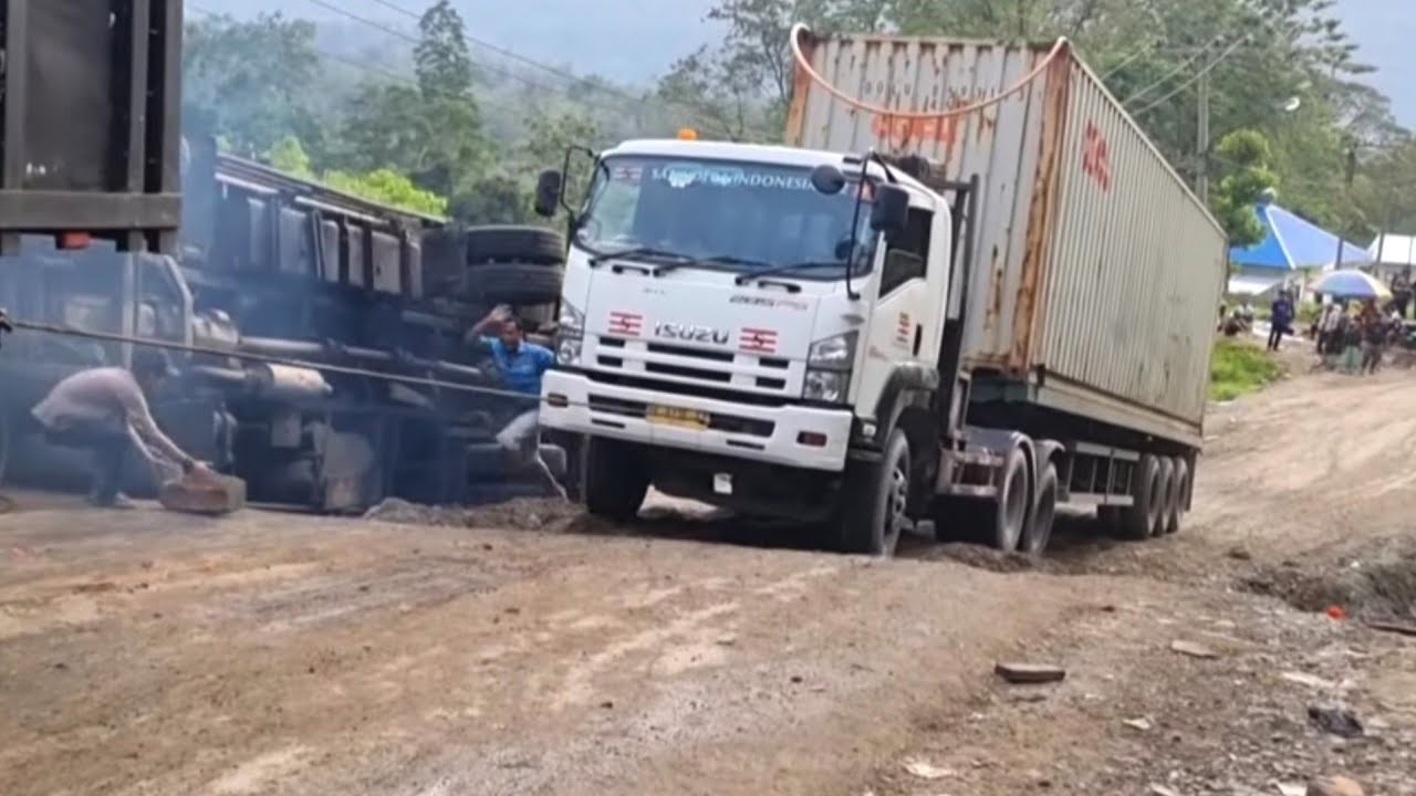 Luar Biasa Sulit, Tarik Truk Trailer Di Tanjakan Licin Batu Jomba # ...