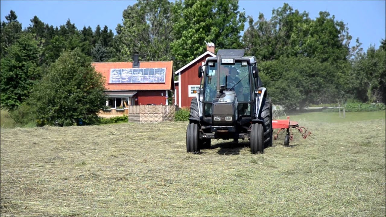 Valmet 6300 vänder hö - YouTube