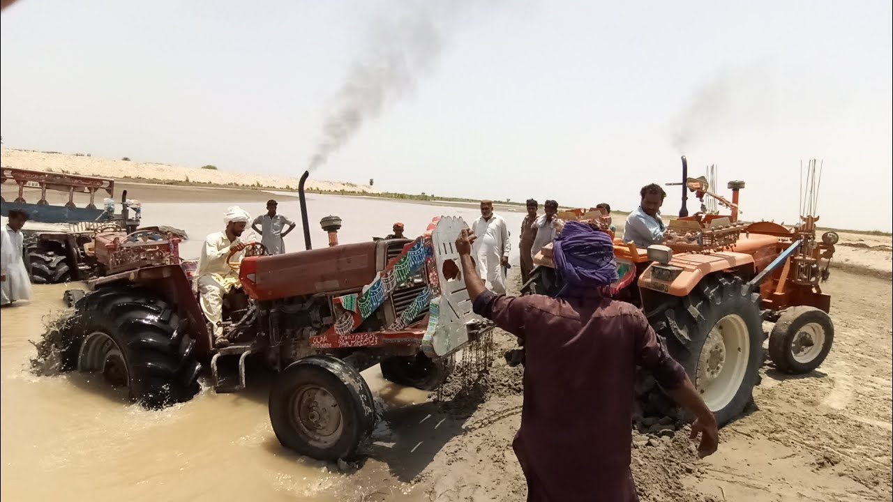 Messy farguson Tractor Stunt Tractor pulling messy 385 Stuck in muddy ...