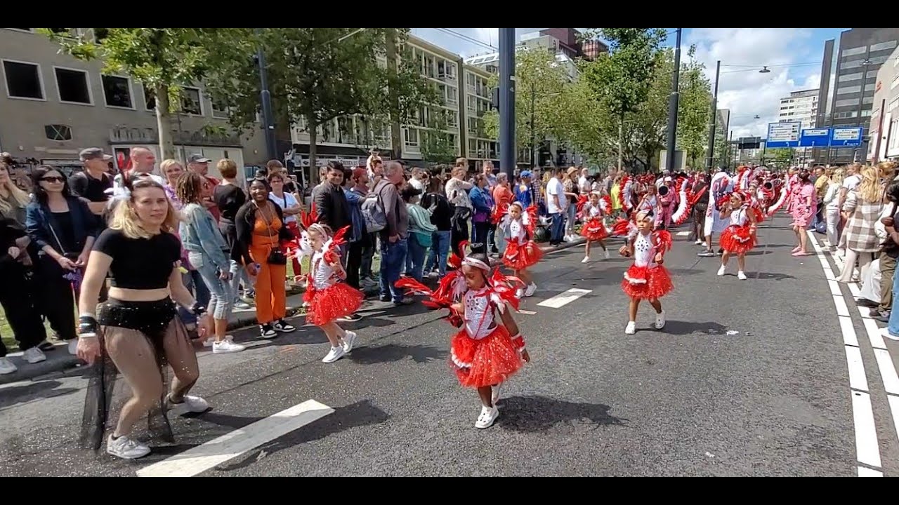 Straatparade (Street Parade) Rotterdam Unlimited Zomercarnaval op 29 ...