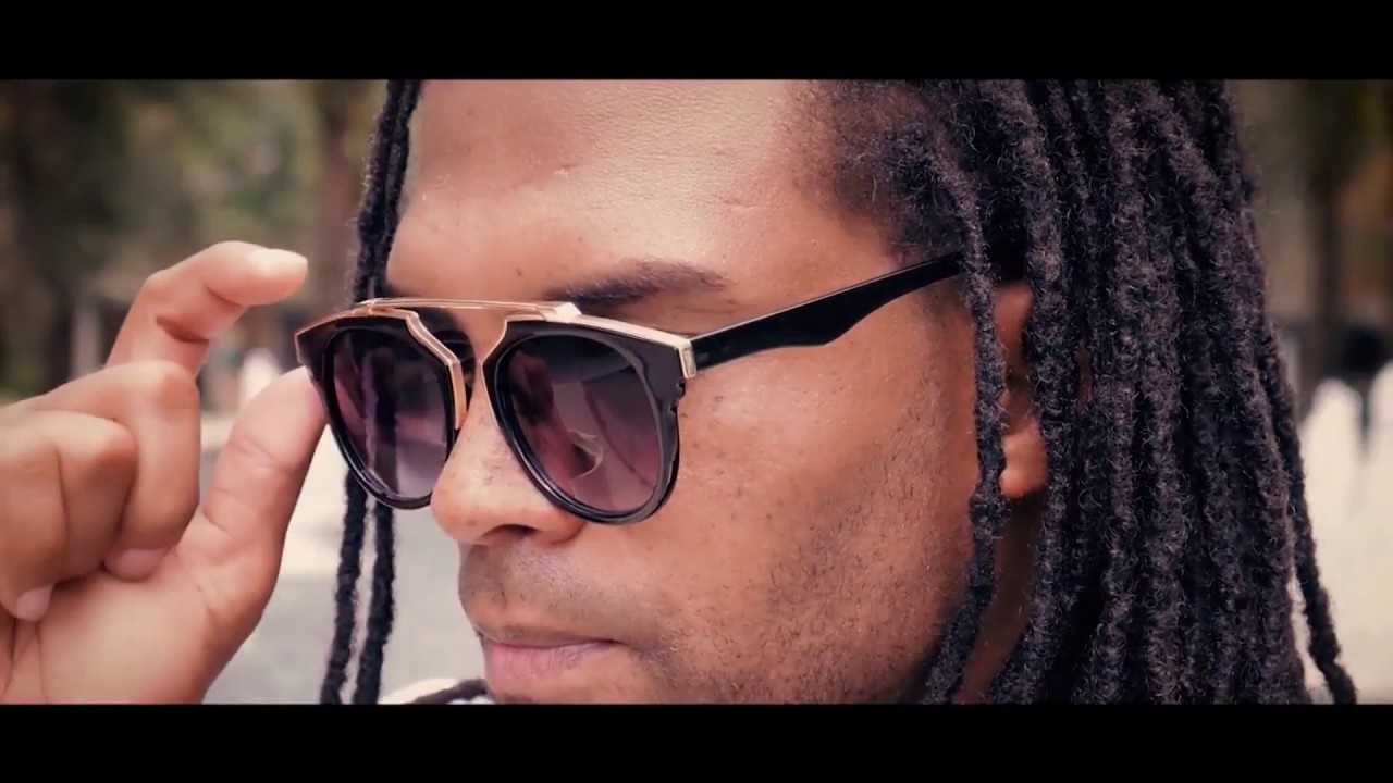 UNA Y MIL RAZONES | ARIEL KELLY | VIDEO LETRAS | - YouTube