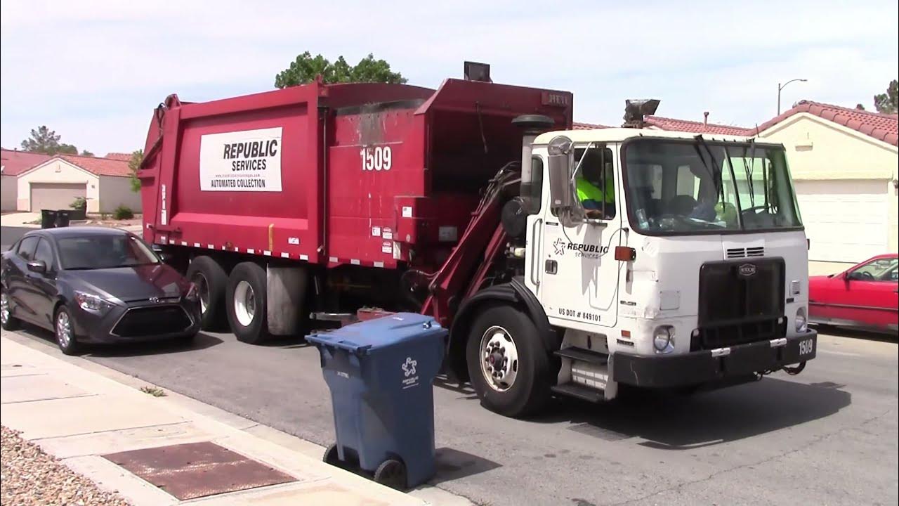 Swift Republic Services Heil Python Pulling Trash (1509) - YouTube