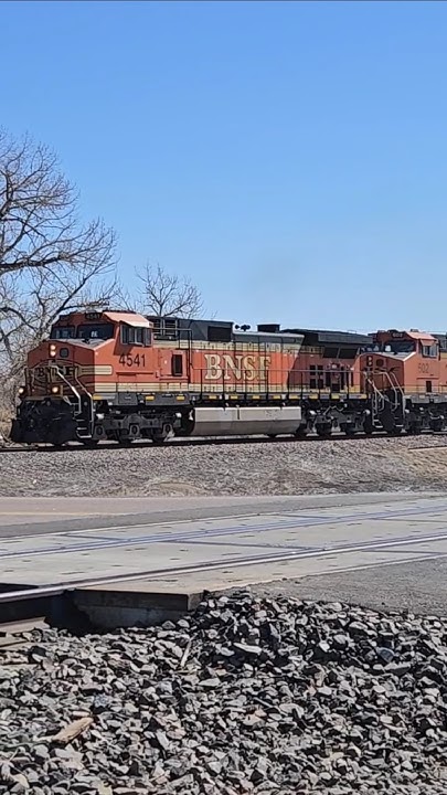 BNSF Dash-9 Leads Elephant Style!! 🐘🐘 - YouTube