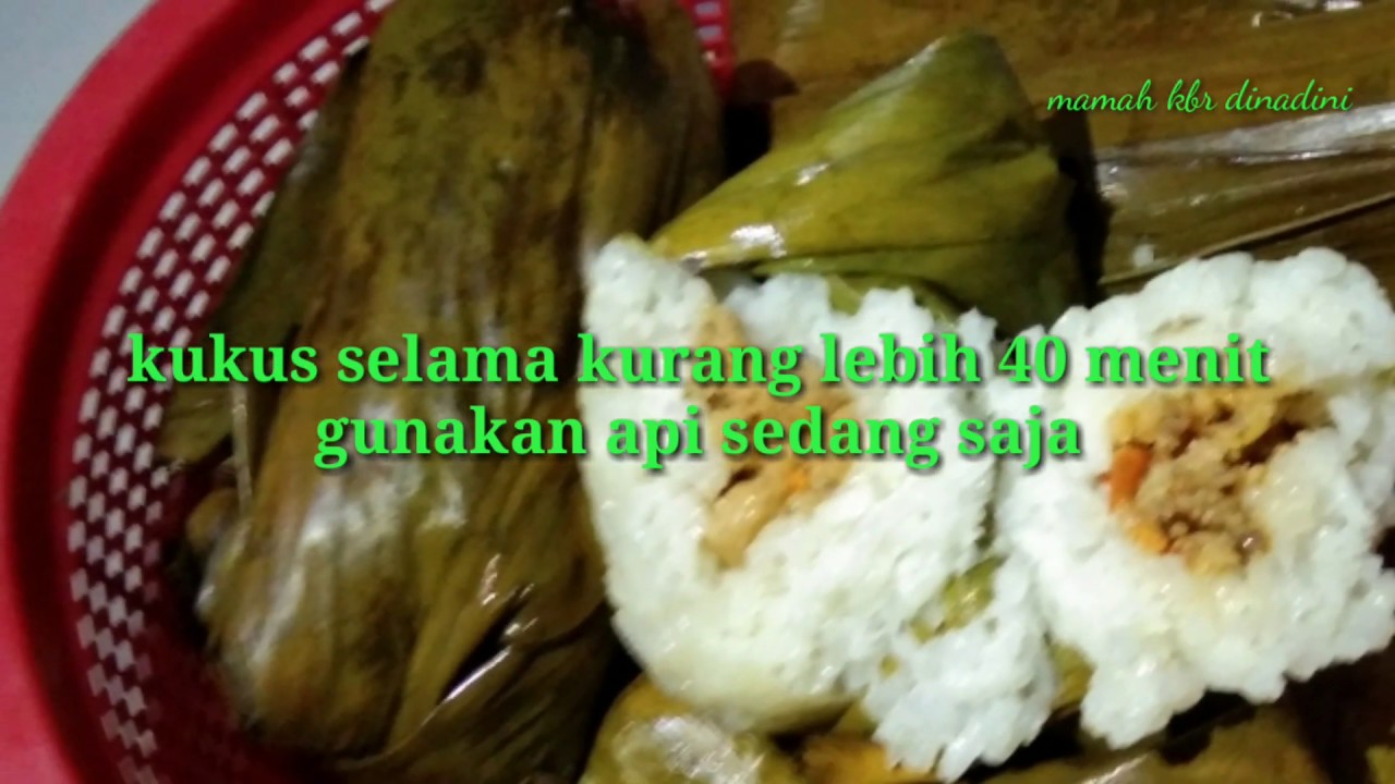 Membuat buras isi atau lontong isi oncom - YouTube