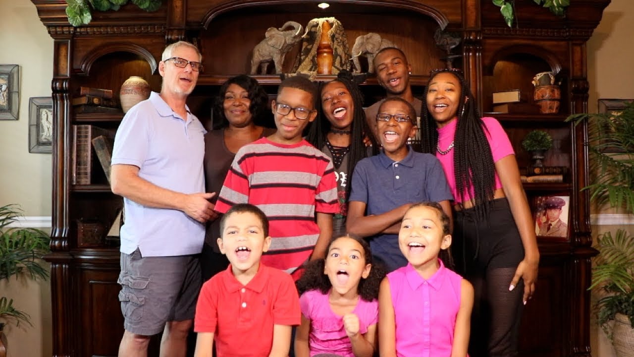 EATING OUT WITH OUR LARGE BLENDED FAMILY! - YouTube