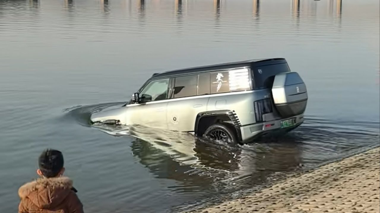 BYD Yangwang U8 showcases water driving—truly futuristic! - YouTube