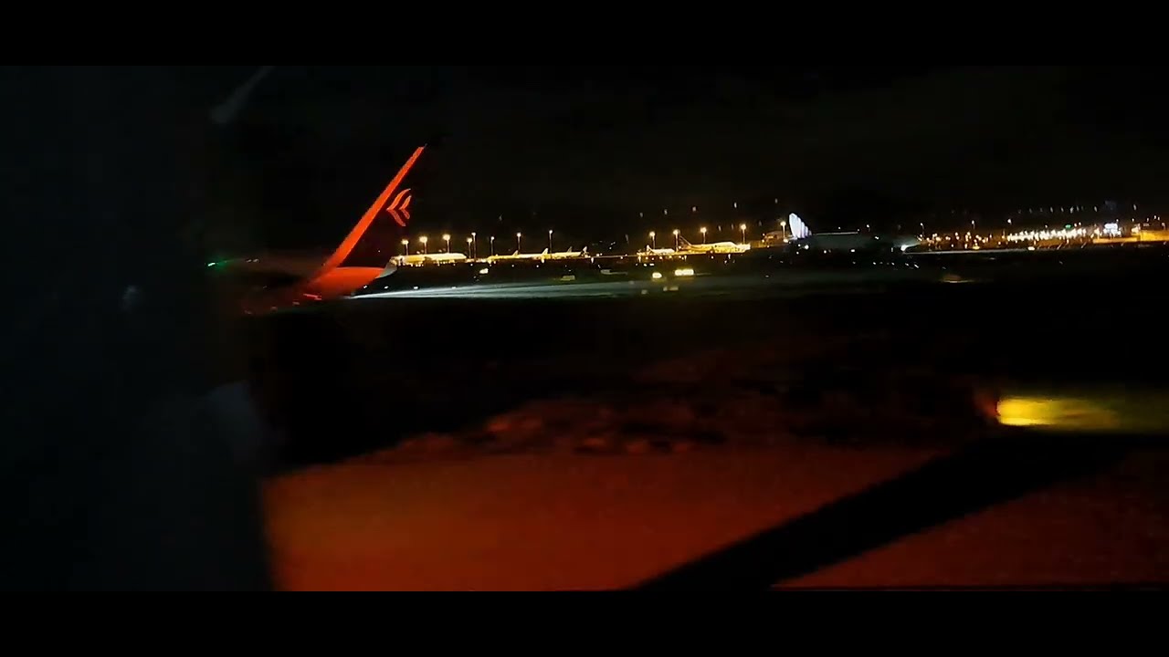 Aegean Airlines Airbus A320 night landing at Athens Airport - YouTube