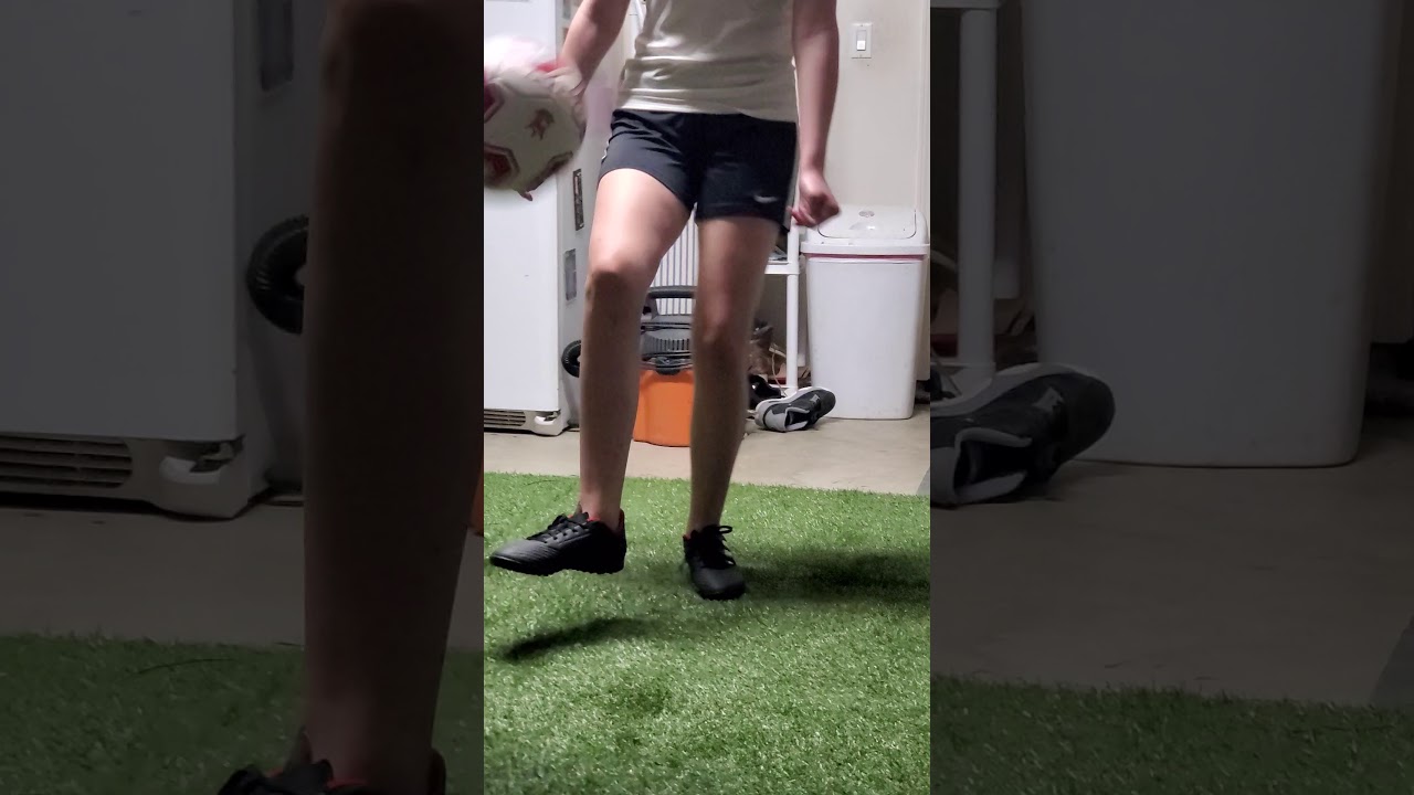 Foot juggling - YouTube