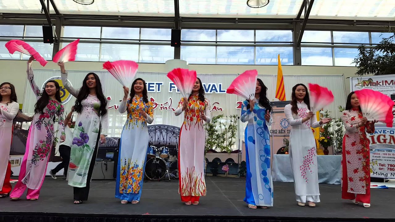 VSA UAlberta at Tet Festival Edmonton 2016: Girls fan dance - YouTube