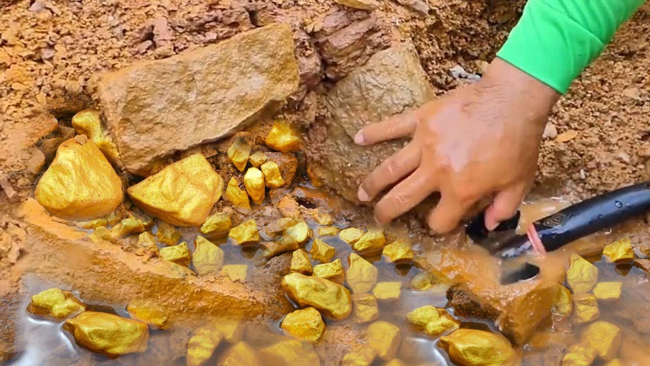 wow very Surprise ! A guy found much treasure in secret Place near ...