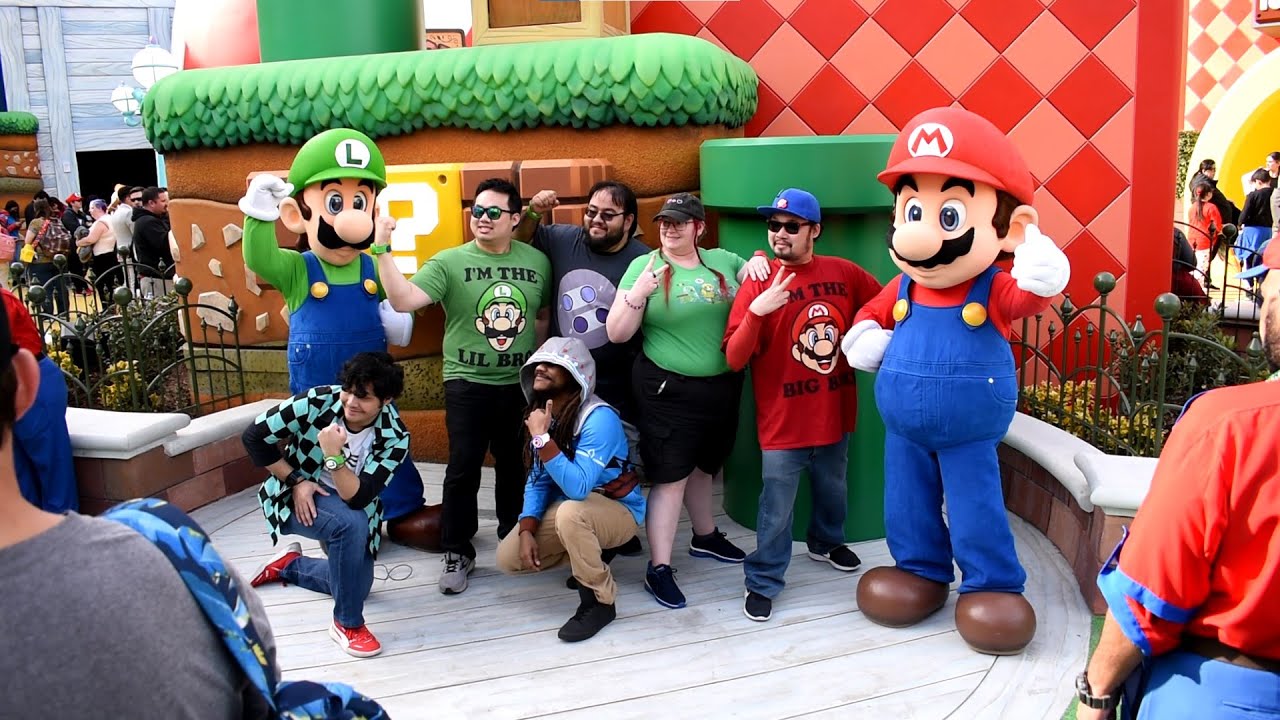Mario, Luigi, and Peach Greet Fans at Super Nintendo World in Universal ...
