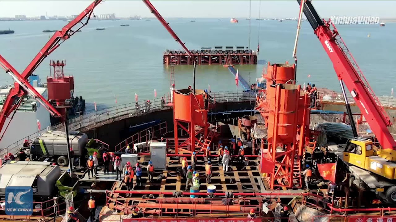 China builds piers of long cable-stayed bridge across Yangtze - YouTube