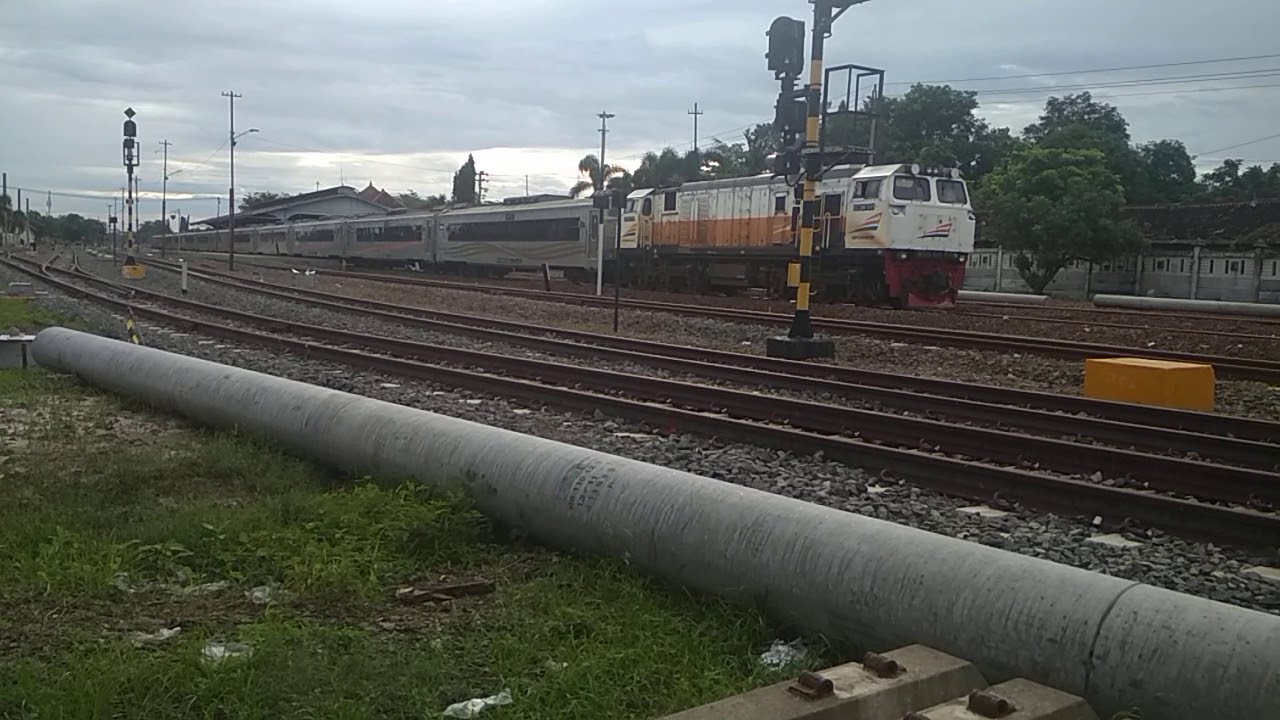 KA stasiun Klaten(3) - YouTube