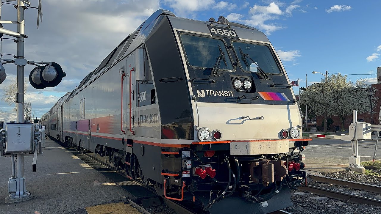 [4K/HDR]: NJT train 1271 at Rutherford with a Super Mario hornshow (4/5 ...
