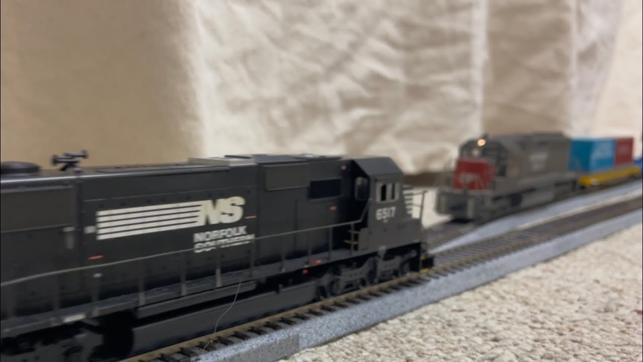 Norfolk Southern passes Southern Pacific scrap train, Ho scale - YouTube