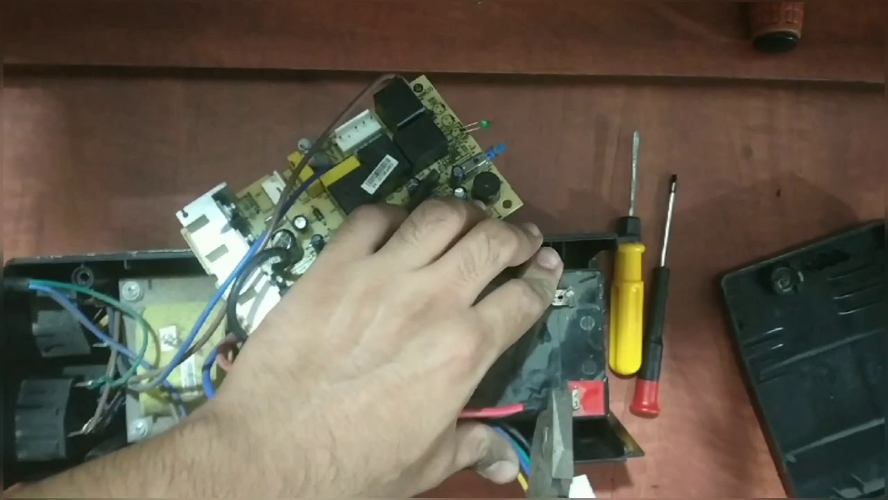 What's Inside A UPS? - YouTube