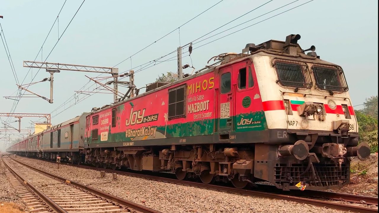 Sealdah Rajdhani through Belgharia : rare occasion in the SDAH Main ...