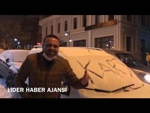 Kars’ta sanatçı Engin kına kar yağışını türkü söyleyerek karşıladı