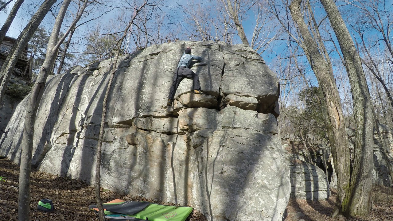 Two Shoes Jack Boulder (26L) - V0 - Stone Fort Bouldering - YouTube