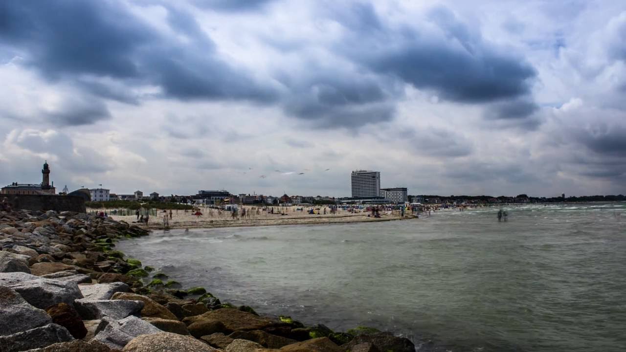 Timelapse Warnemünde Hotel Neptun Strand und Leuchtturm - YouTube