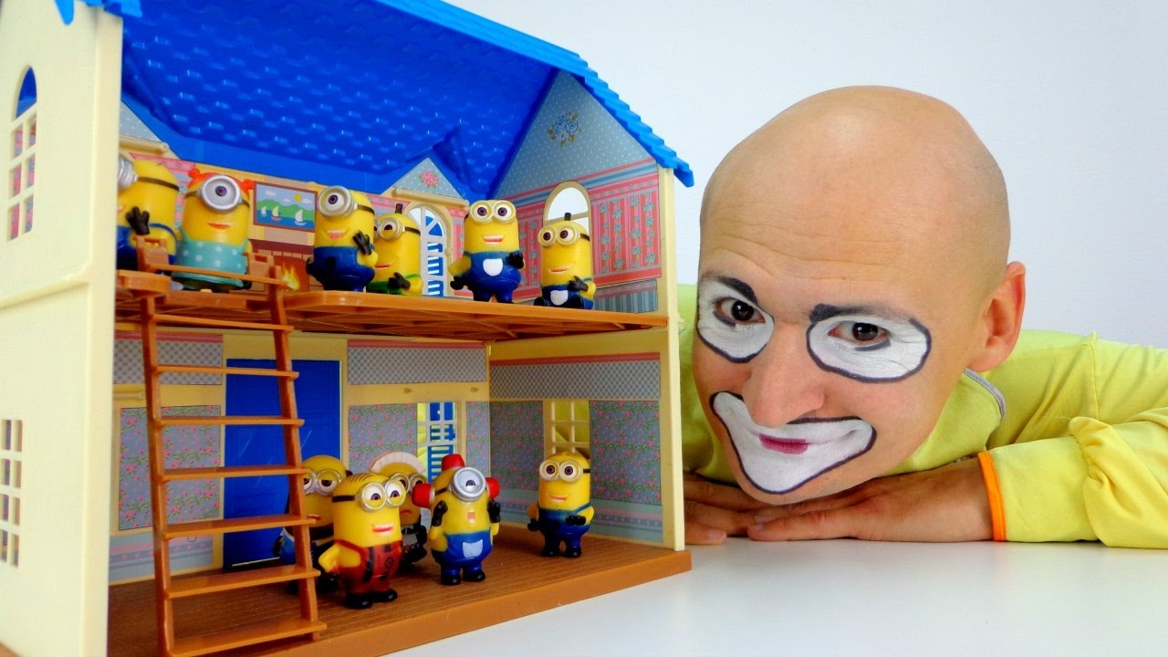 Payaso Andrés construye una casa para minions. Vídeos divertidos. - YouTube