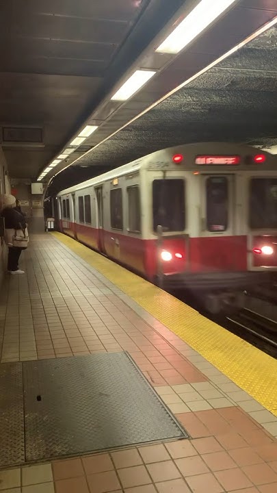 Red Line train pulls into south station with lead car 1504 #mbta #redline #publictransport - YouTube
