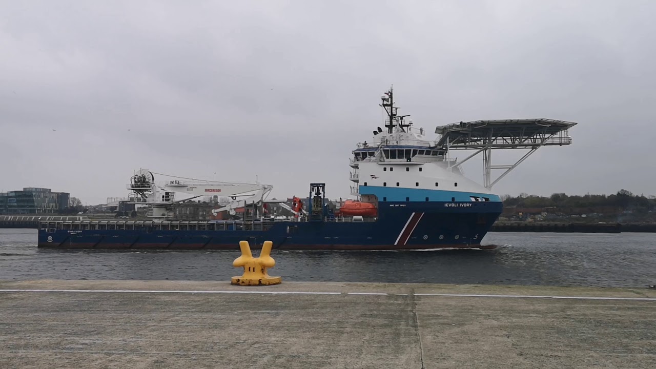 Ievoli Ivory arrives into the River Tyne - YouTube