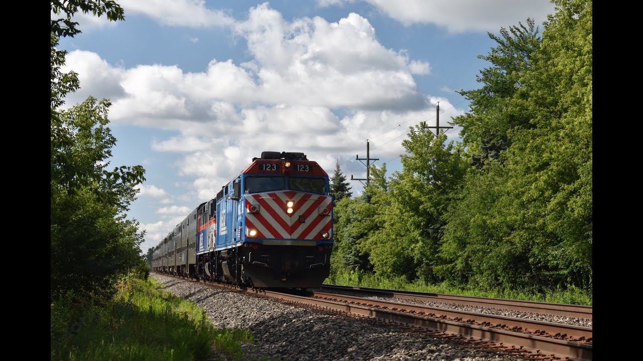 Metra action in Northbrook, Illinois - YouTube