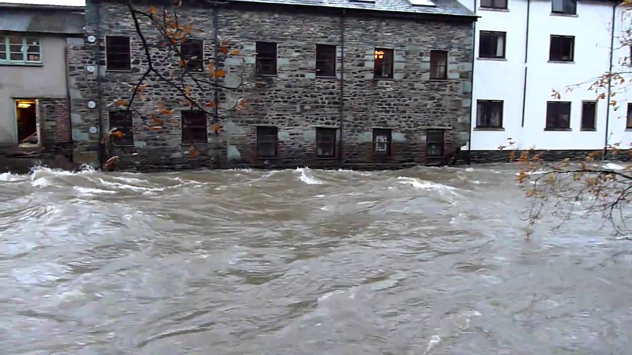 Keswick floods Nov 2009 River Greta - YouTube