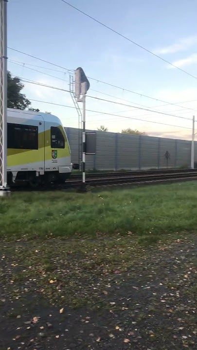 SA137-005 Wjeżdża do Węglińca - YouTube