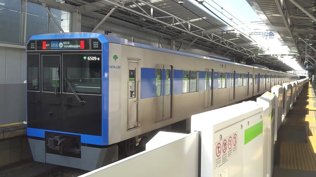 不動前駅（東急目黒線）東京都交通局6500形電車6509Fと埼玉高速鉄道2000系2109F。R6（品川区）Tokyu Meguro Line Fudō-mae Station TOKYO ...