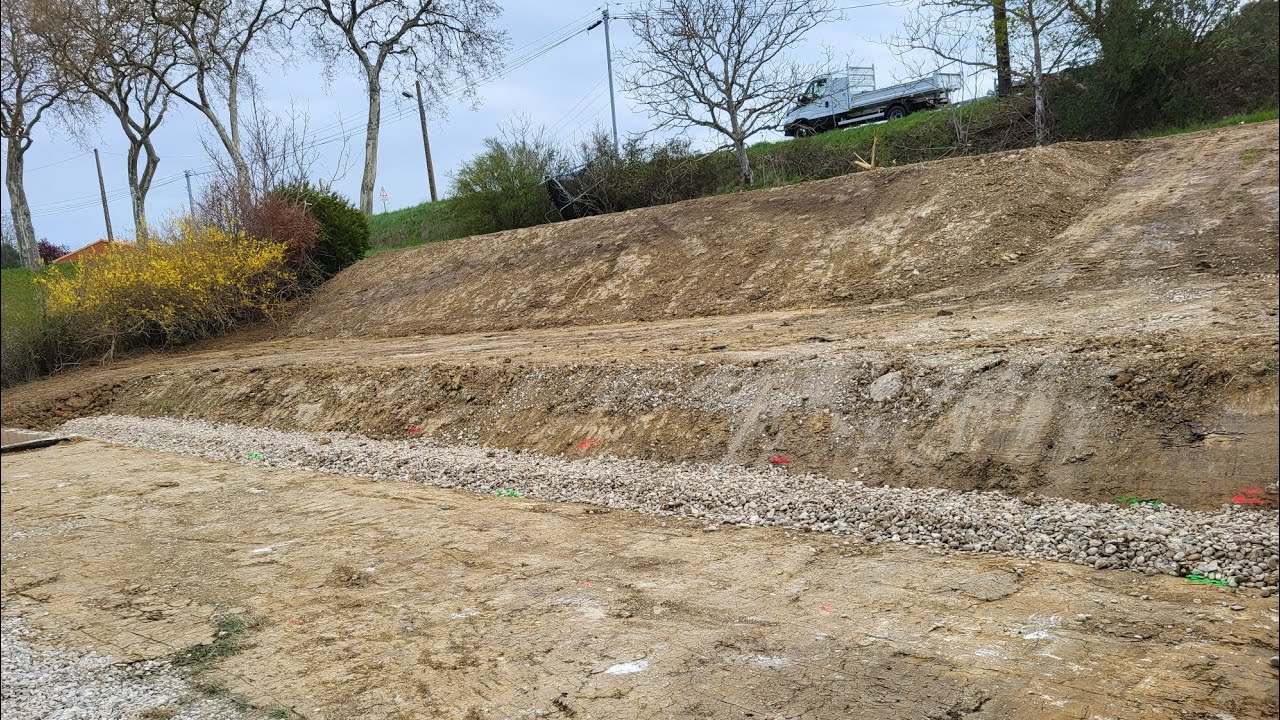 création d'un talus à la pelle - YouTube