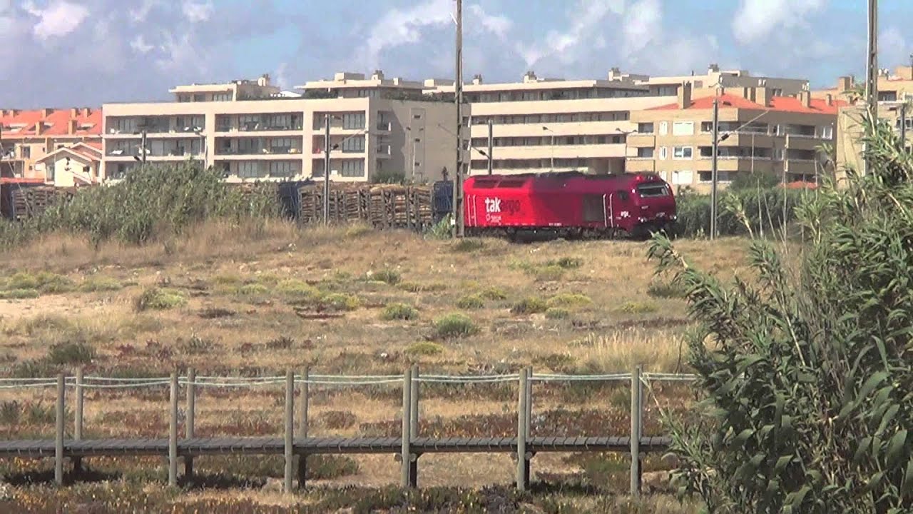 Takargo Rail 6000 loco 6007 + wood train passes the Espinho beach - YouTube