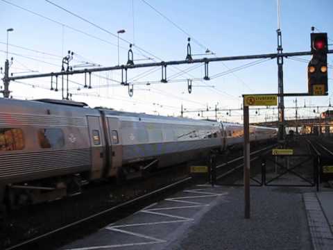 SL X10 Pendeltåg möter SJ X2000 i Karlberg - YouTube