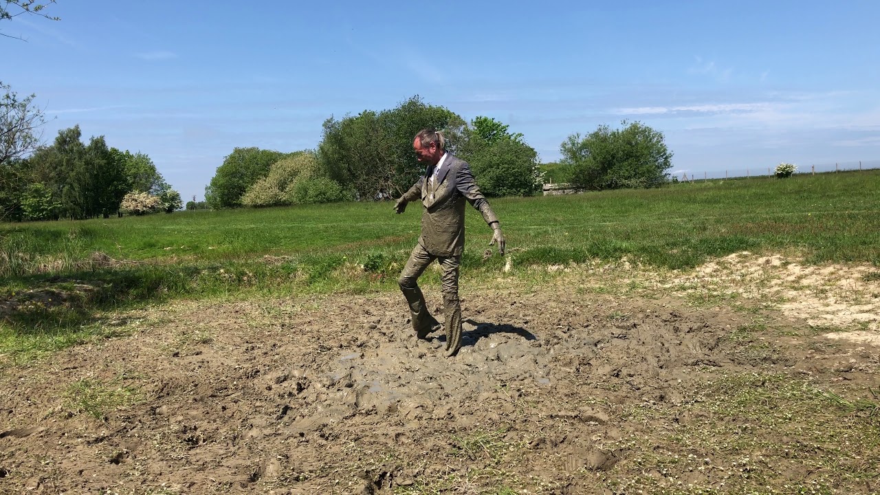 with business suit in mud Mit Anzug im Schlamm II - YouTube