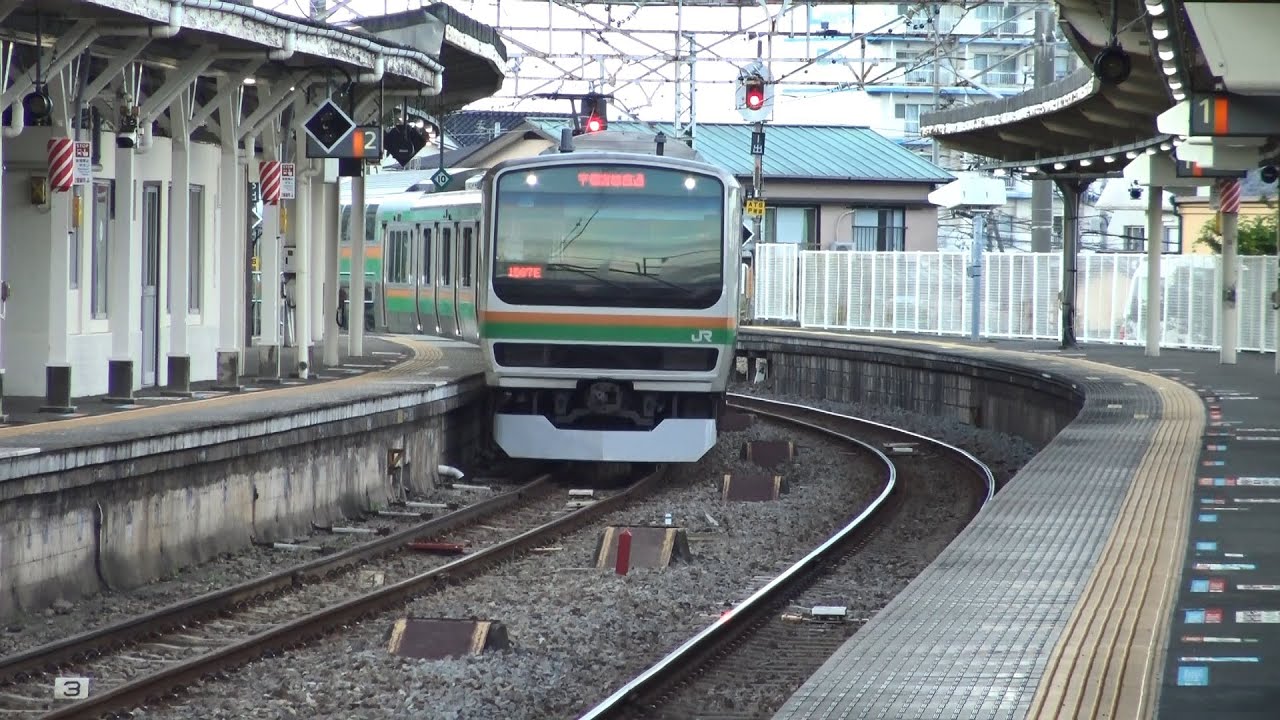終点の伊東駅に到着する東海道本線から直通の伊東線下りE231系 - YouTube