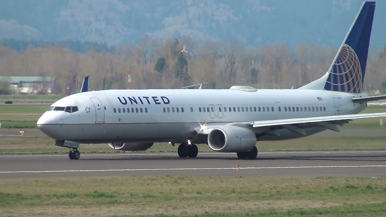 United Airlines 737-900ER [N62883] Takeoff Portland Airport (PDX) - YouTube