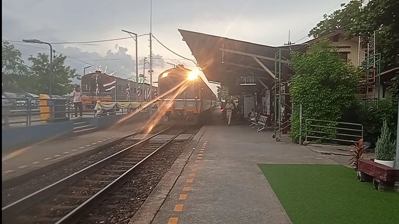 ขบวนรถธรรมดาที่262 และ ขบวนรถด่วนพิเศษที่40 เข้าจอดสถานีศาลายา (20/08 ...