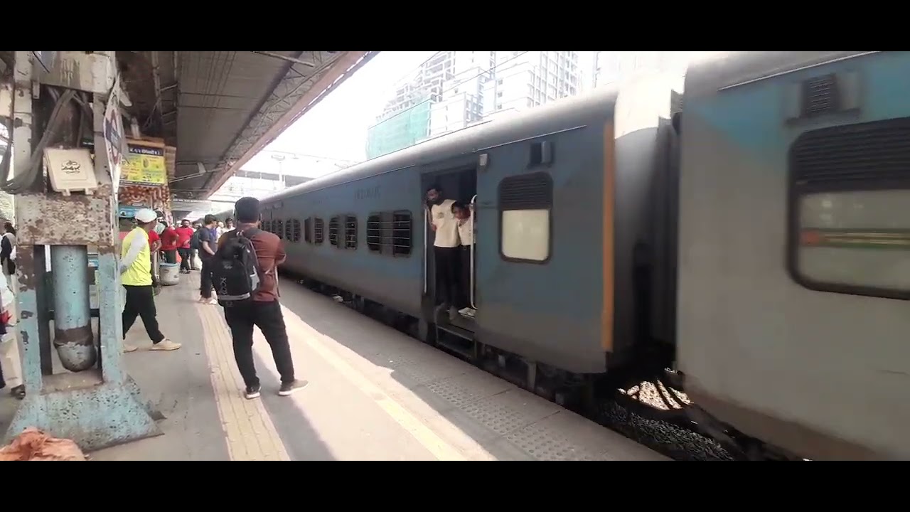 12933 Mumbai Central-Vatva || Karnavati Express || Crossing || - YouTube