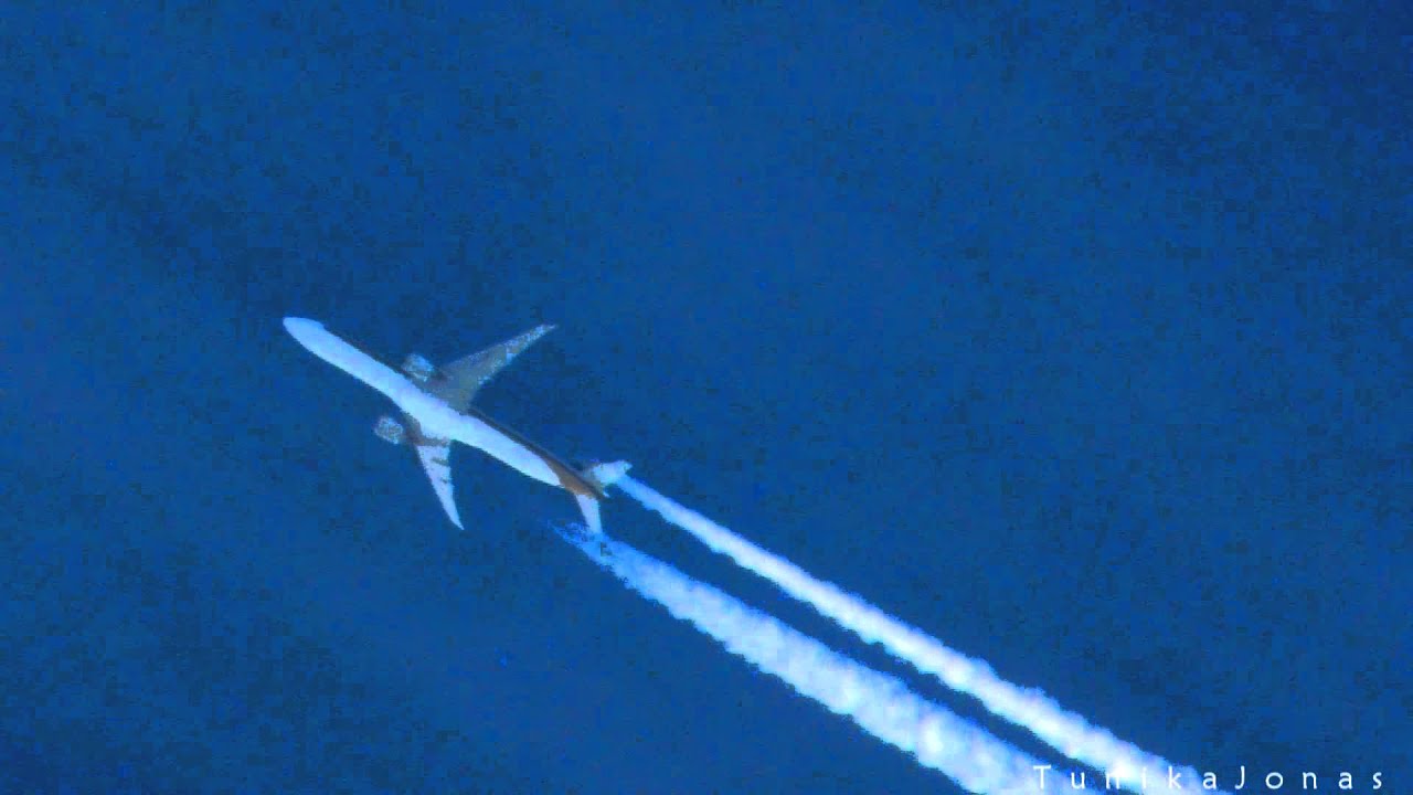 *Rainbow Contrail* Singapore Airlines Boeing 777 - YouTube