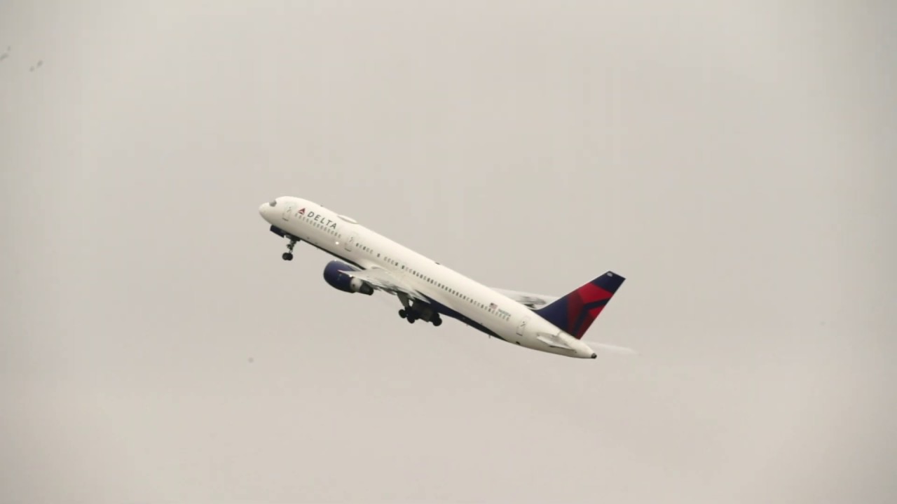 Awesome Short Take Off Delta 757 Jet Steep Climb - YouTube