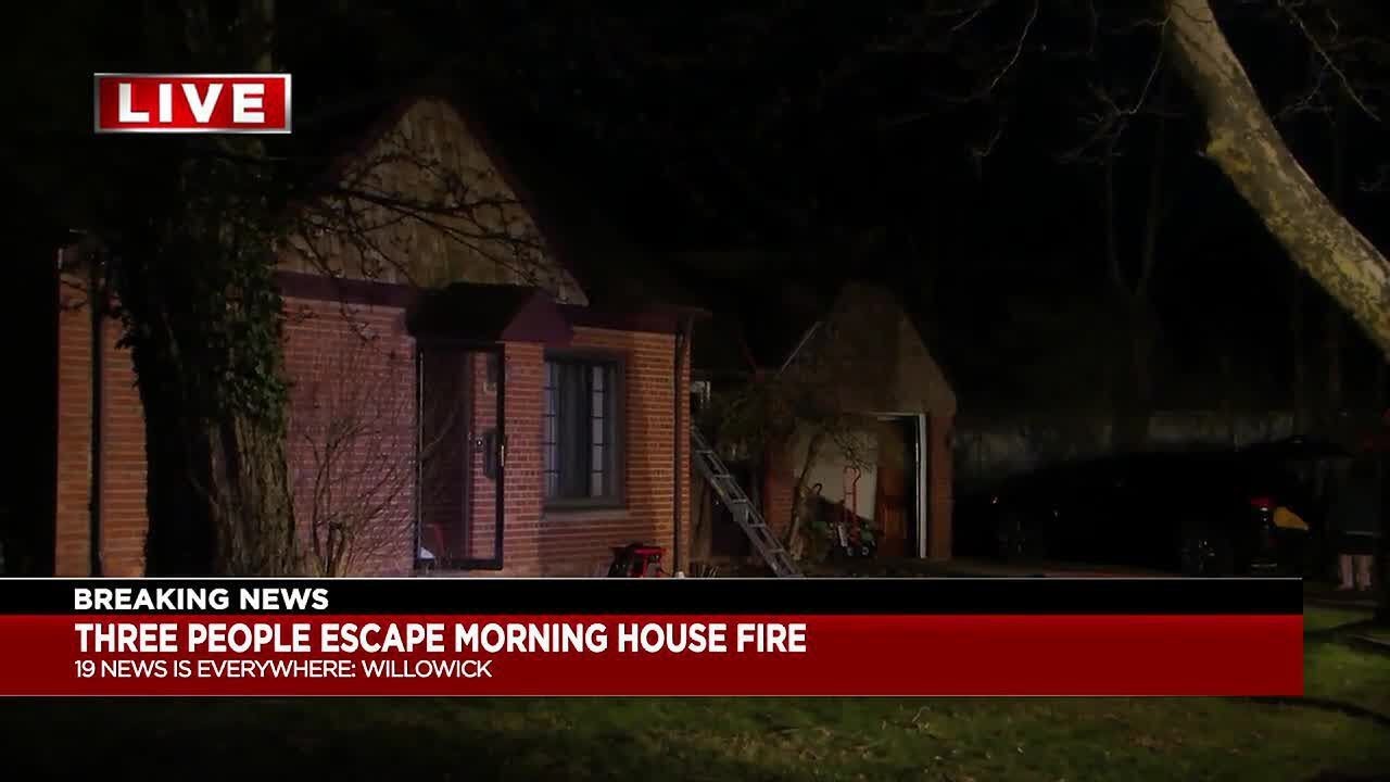 3 residents escape Willowick house fire - YouTube