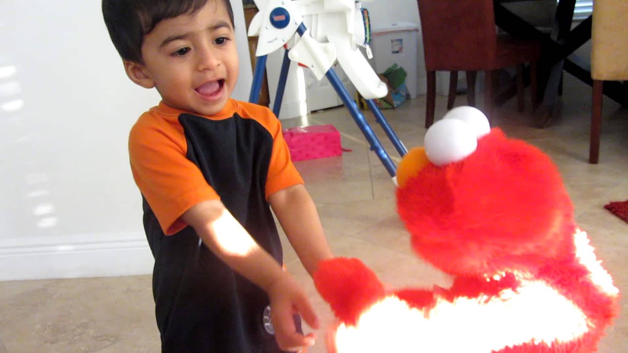 Mikael meets Elmo - YouTube