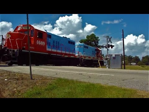 JUST LISTEN TO CLNA 4624'S AWESOME RS3L HORN AS IT CREEPS THROUGH TOWN ...