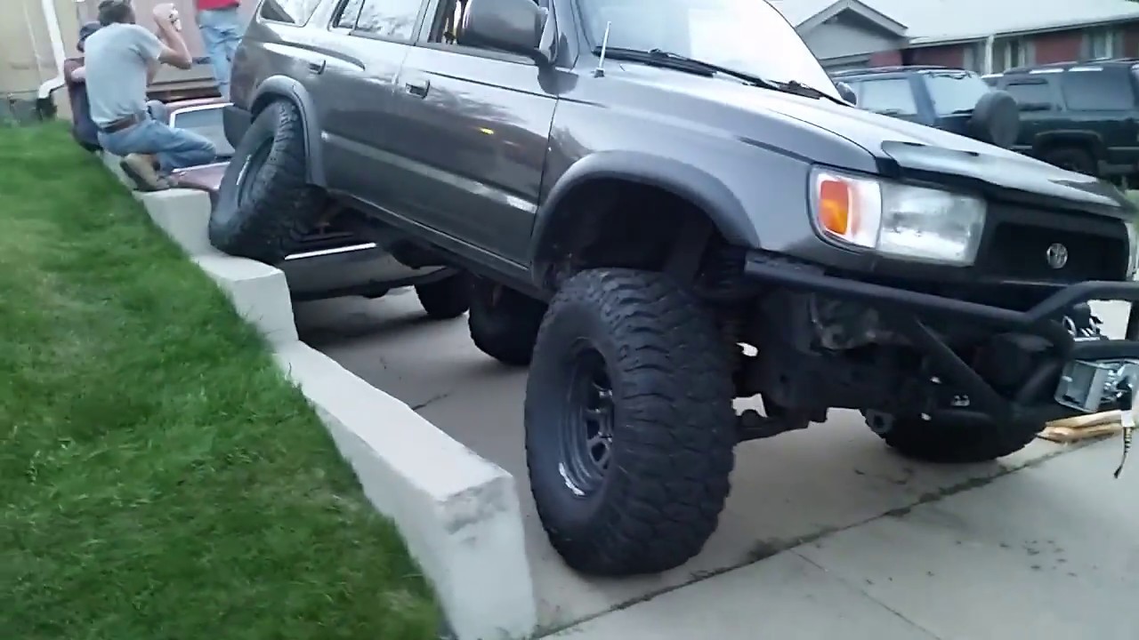 Flexing the 4runner on 35s - YouTube