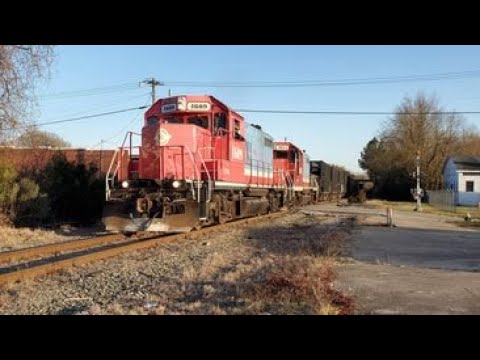 Double Horn Show (K5LA/RS3L) off of CLNA GP9Rs #4609 & #4624 - YouTube