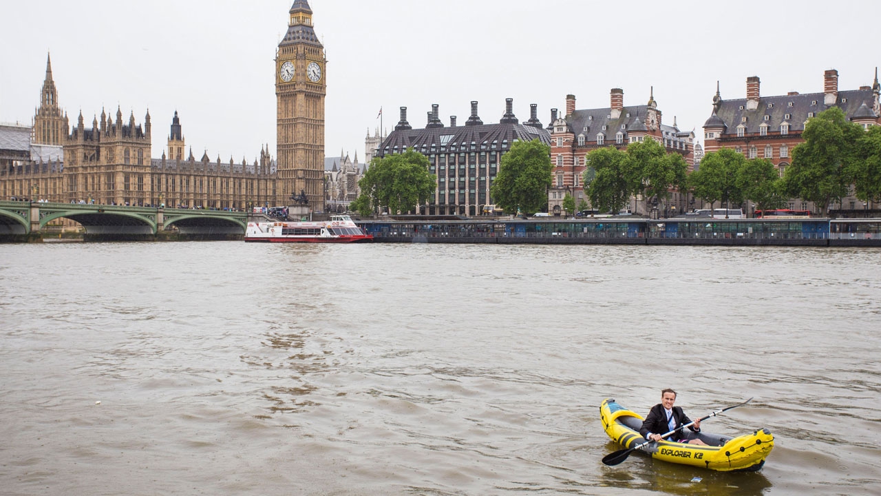 Commuter Kayaks On Thames To Work - YouTube
