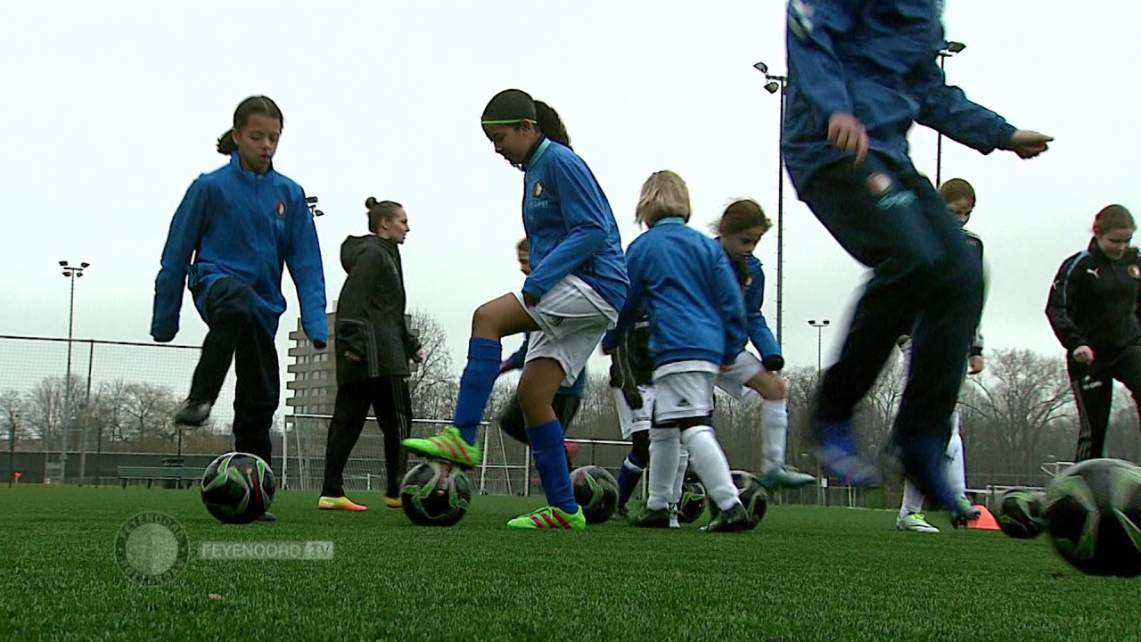Eerste training Manon Melis bij Feyenoord Soccer Schools - YouTube